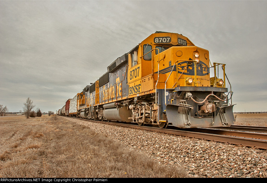 BNSF 8707 and BNSF 8717 Lead M-LINLIN1-20